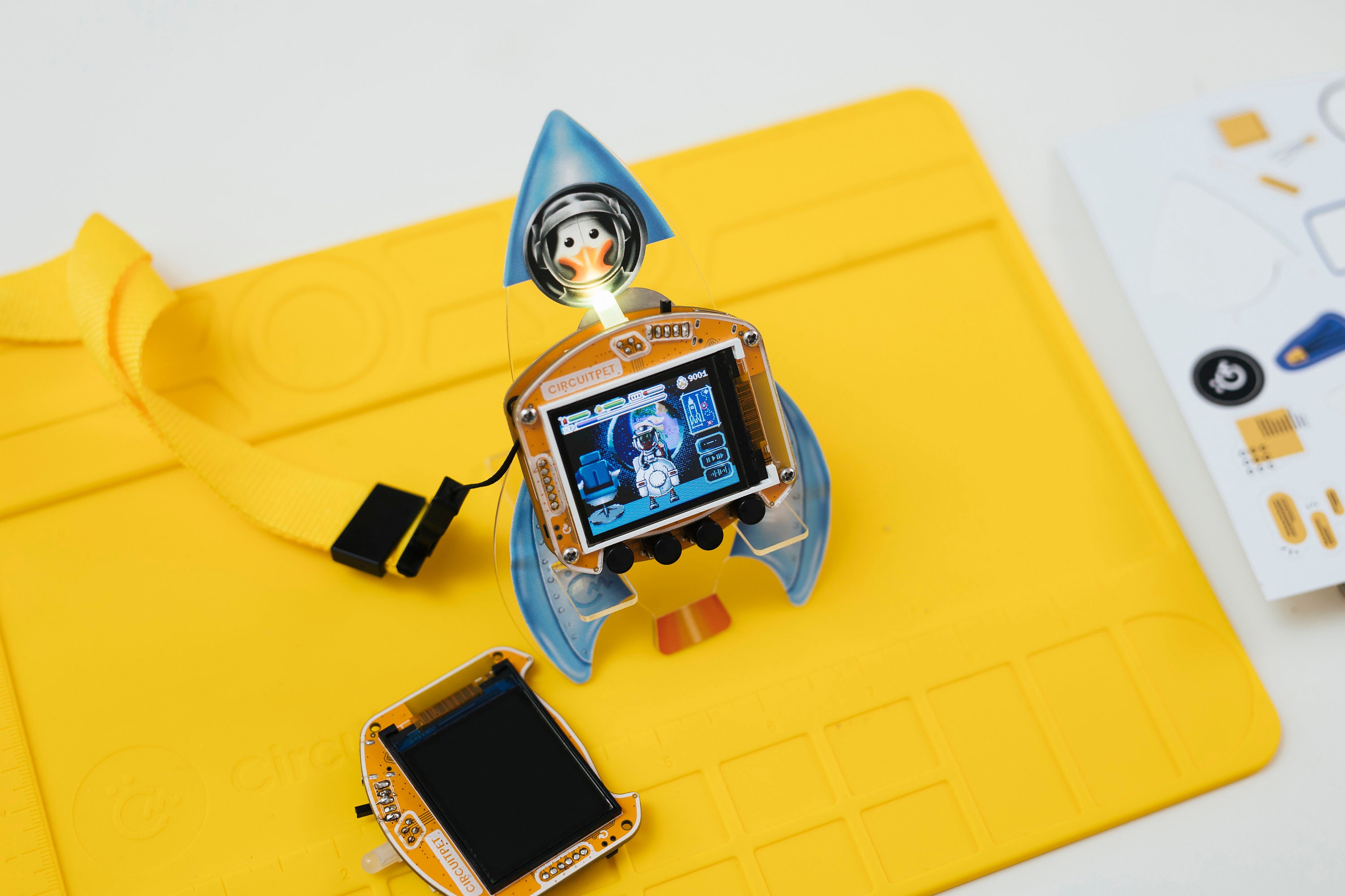 Circuitmess Circuitpet DIY Virtual Handheld Pet, Educational STEM Kit ...