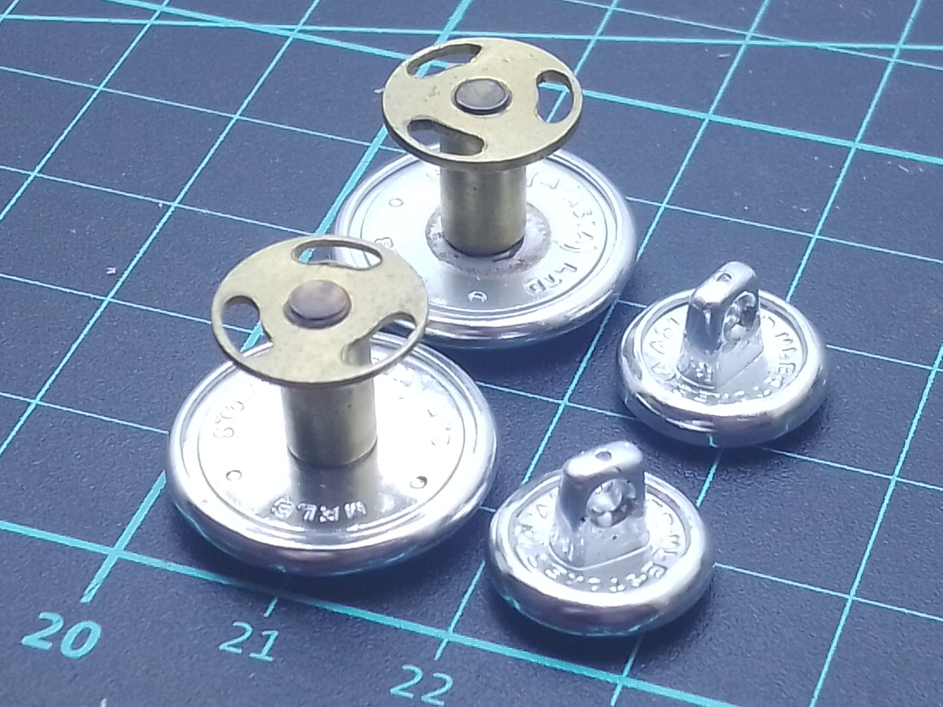 1970's-00 Australian Army Uniform Epaulette Buttons Pair Kangaroo With ...