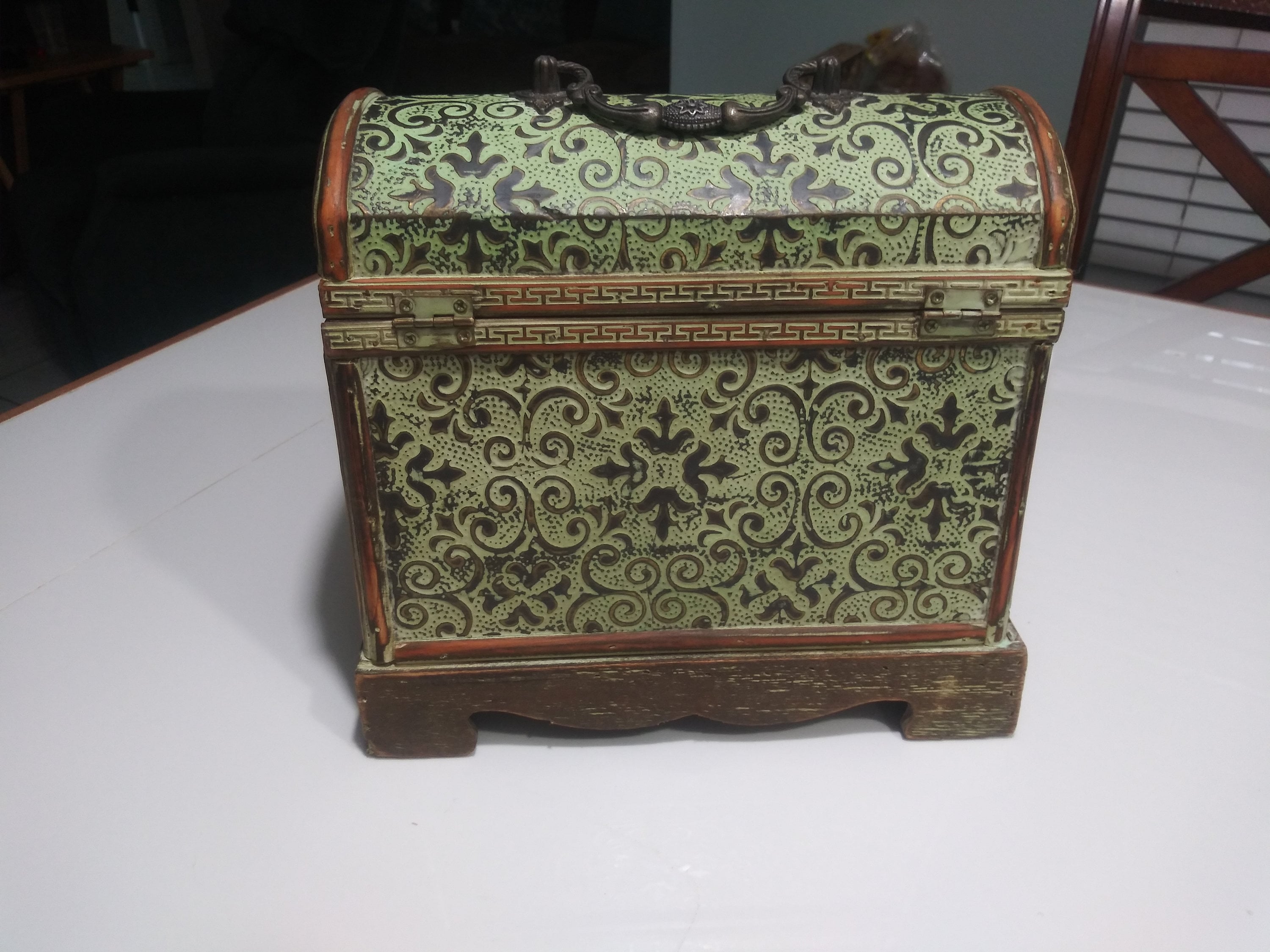 Small Vintage Chest With Clock. - Etsy