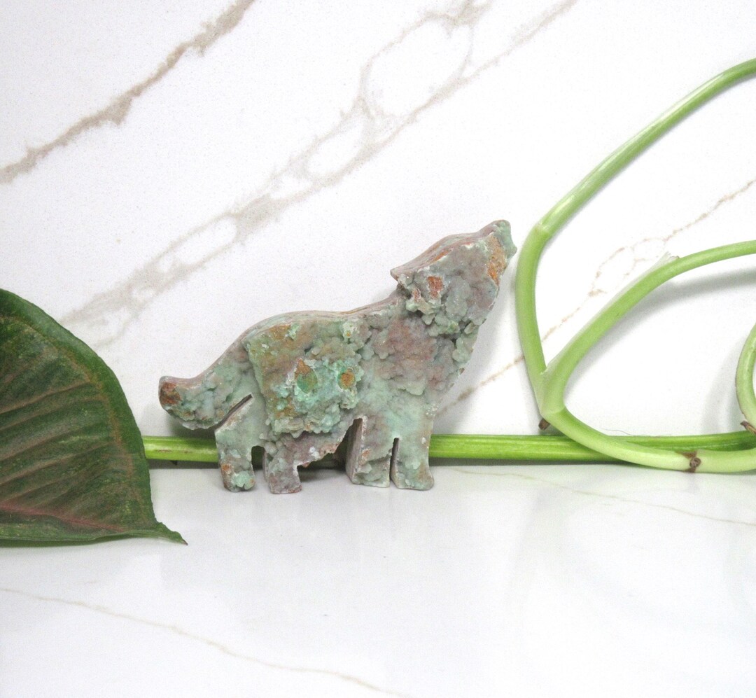 Smithsonite Wolf Carving, Green Crystal Wolf Figurine, Hand-carved ...