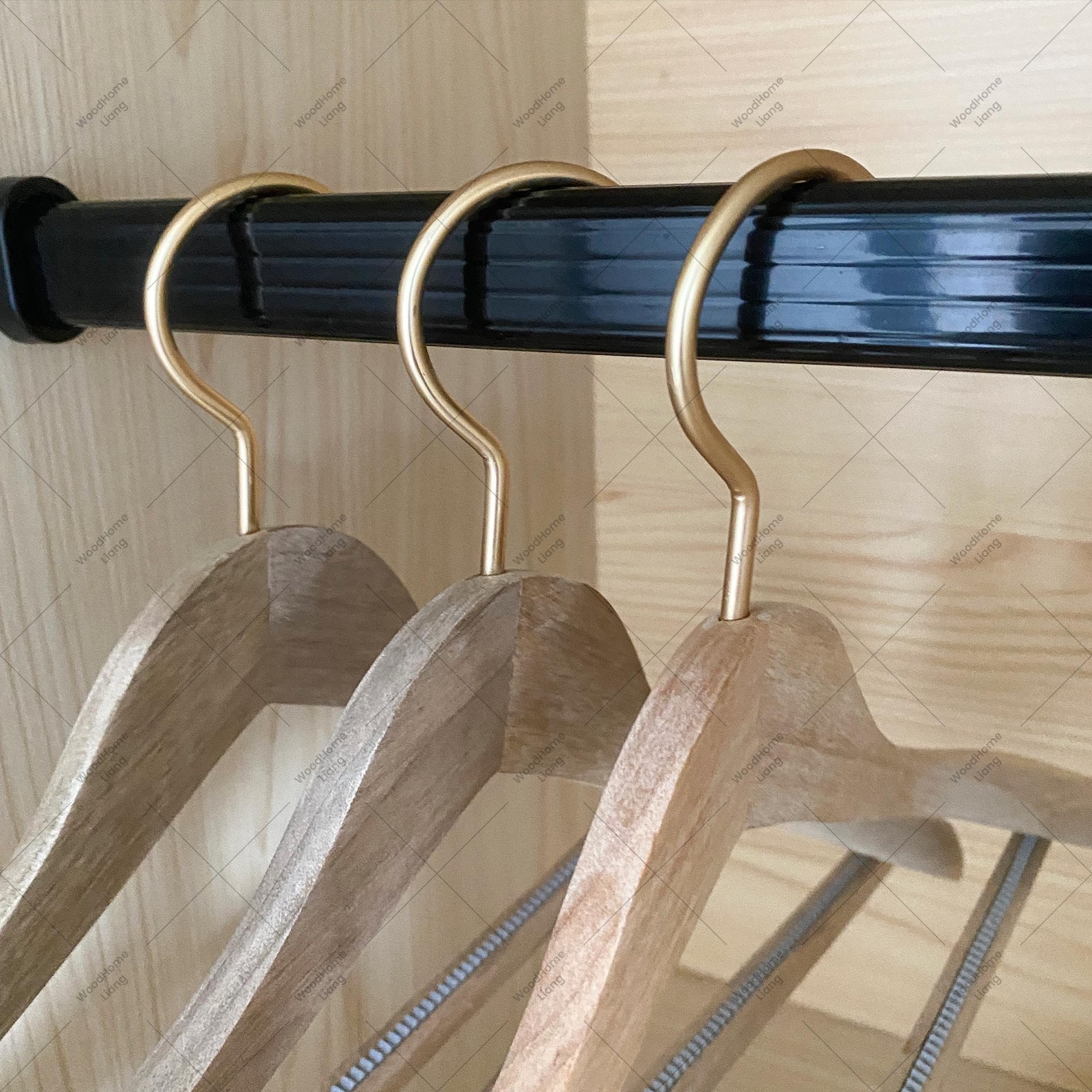 Natural Camphor Wood Hangers With Wide Shoulder Design, Premium ...