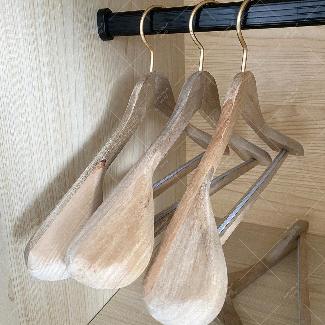 Natural Camphor Wood Hangers With Wide Shoulder Design, Premium ...