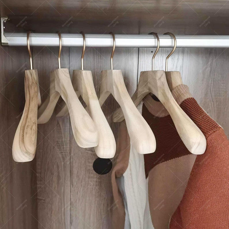 Natural Camphor Wood Hangers With Wide Shoulder Design, Designer Suit ...