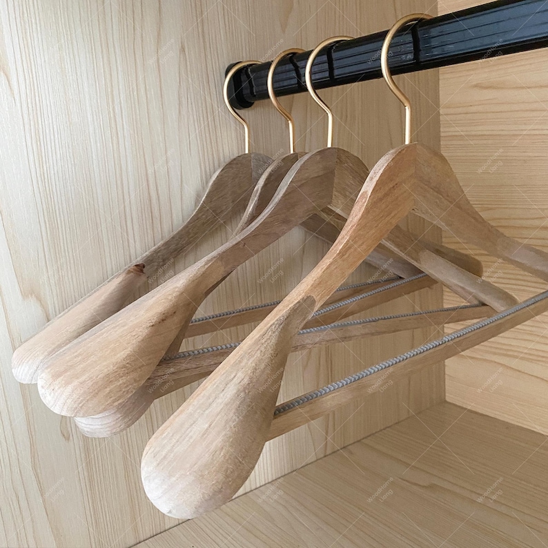 Natural Camphor Wood Hangers With Wide Shoulder Design, Premium ...