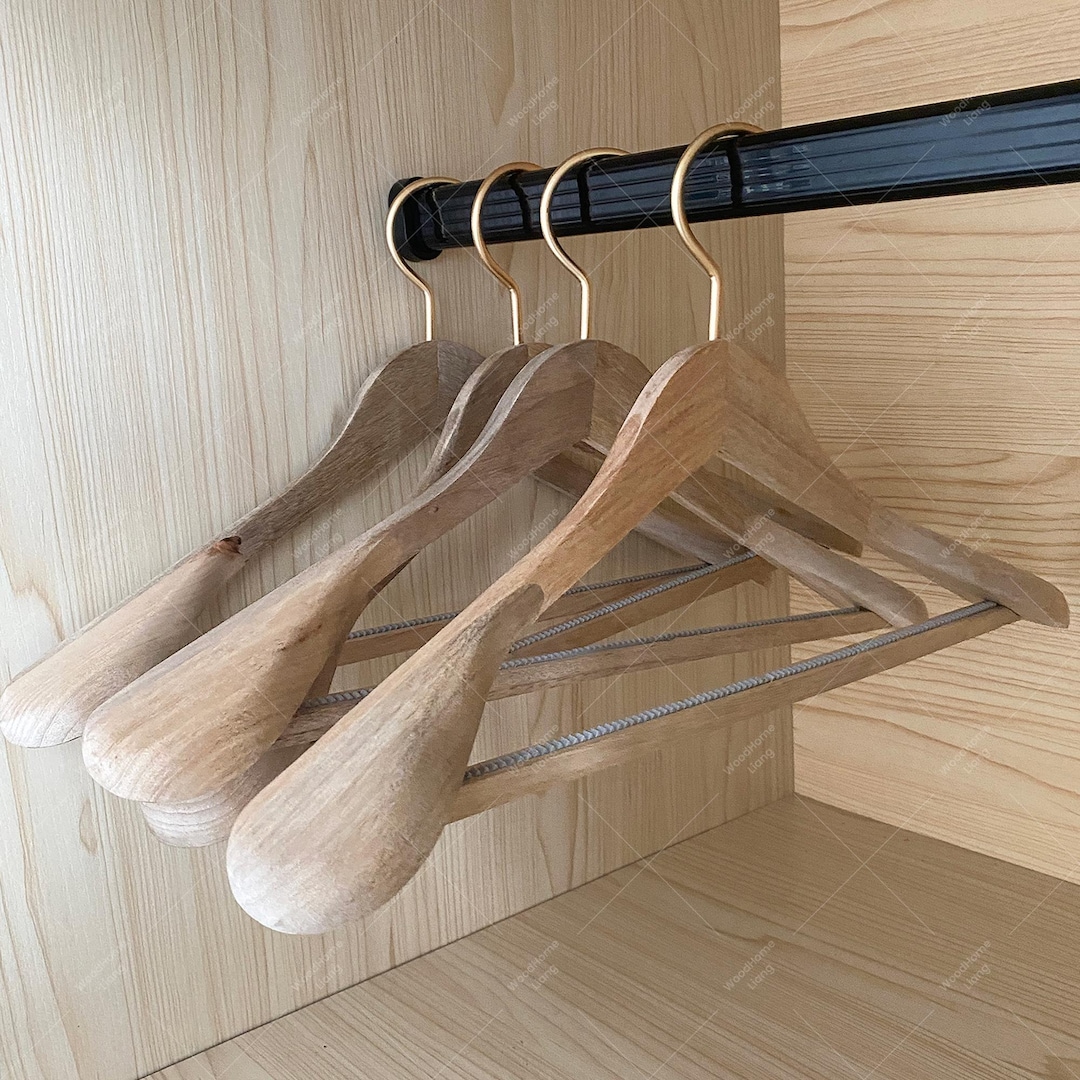 Natural Camphor Wood Hangers With Wide Shoulder Design, Premium ...