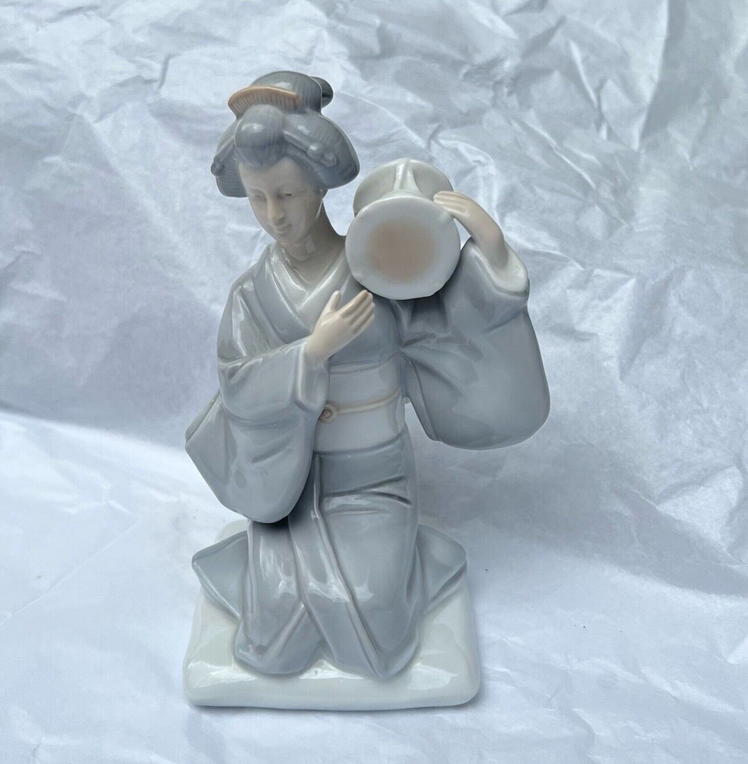 Japanese Geisha Porcelain Figurine Seated Female Musician Playing Taiko ...