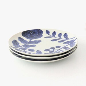 Fururu Rounbd Plate Blue Flower M | Hasami Ware - Etsy