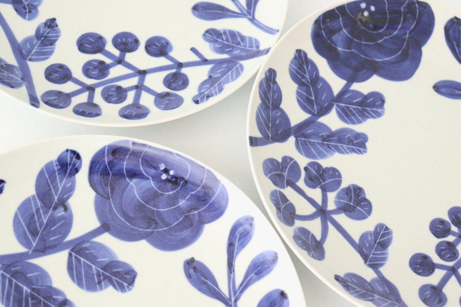Fururu Rounbd Plate Blue Flower M | Hasami Ware - Etsy