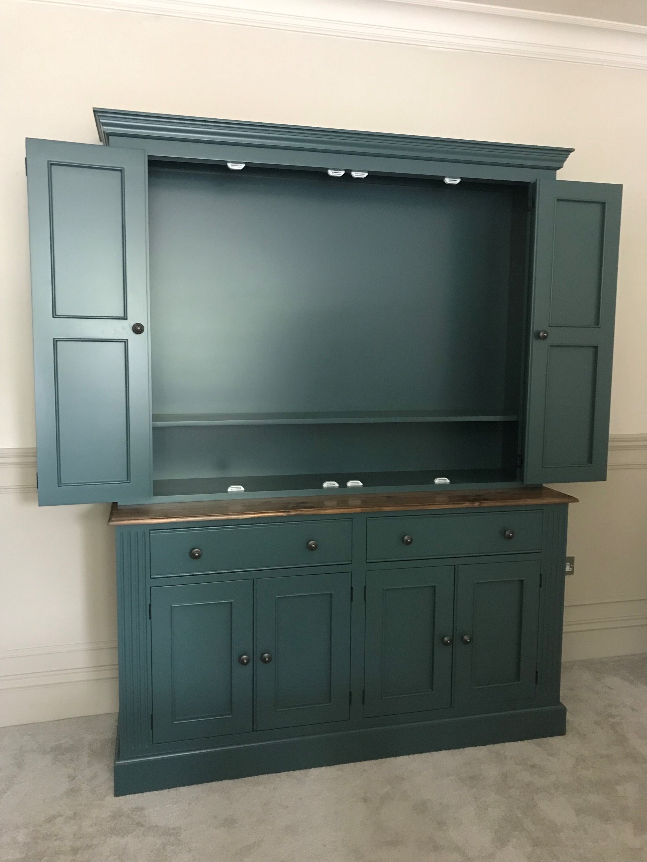 TV / Entertainment / Media Unit / Dresser With Bi-fold Doors, Drawers ...