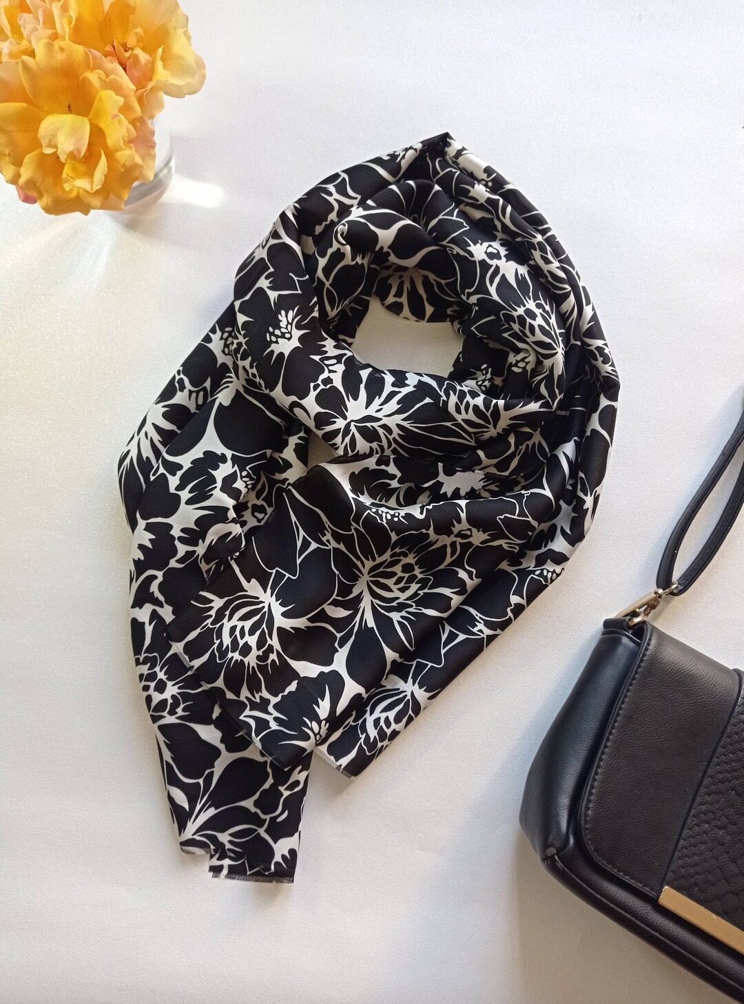 Foulard Chic écologique "N & B" à fleur en satin recyclé Noir et Blanc ...
