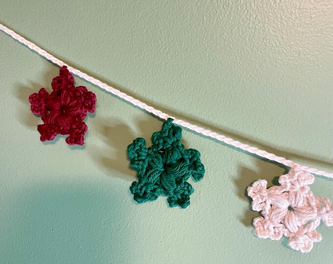 Crochet Snowflake Winter Garland in Classic Holiday Colors - Etsy