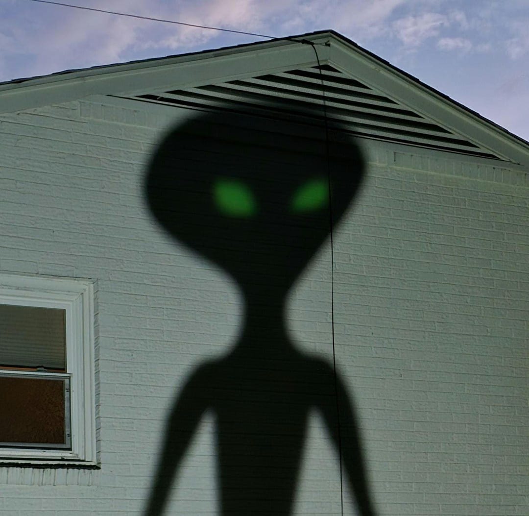 Halloween Alien Yard Art: Shadow Caster With Color Glow, Outdoor ...