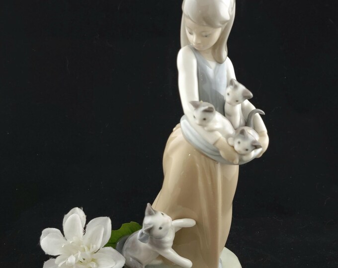 Llardo Figurine AS IS (1 Nick) 9.5" Lladro Following Her Cats, Lladro ...