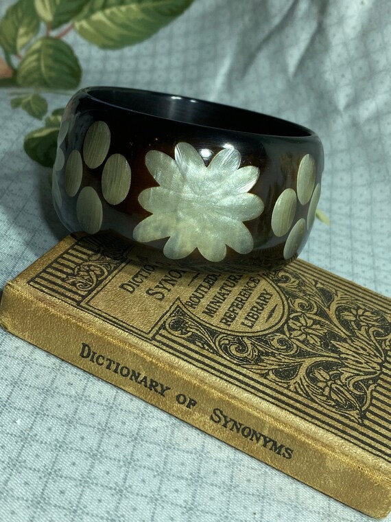 old carved brown bakelite - Gem