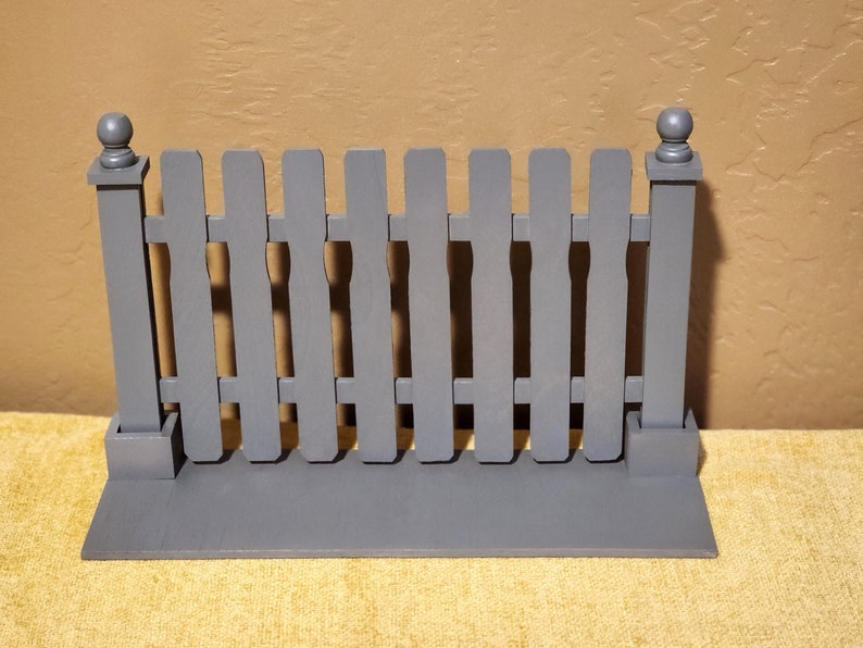 Finished or Unfinished Wood Fences. Handcrafted and Handmade Display ...