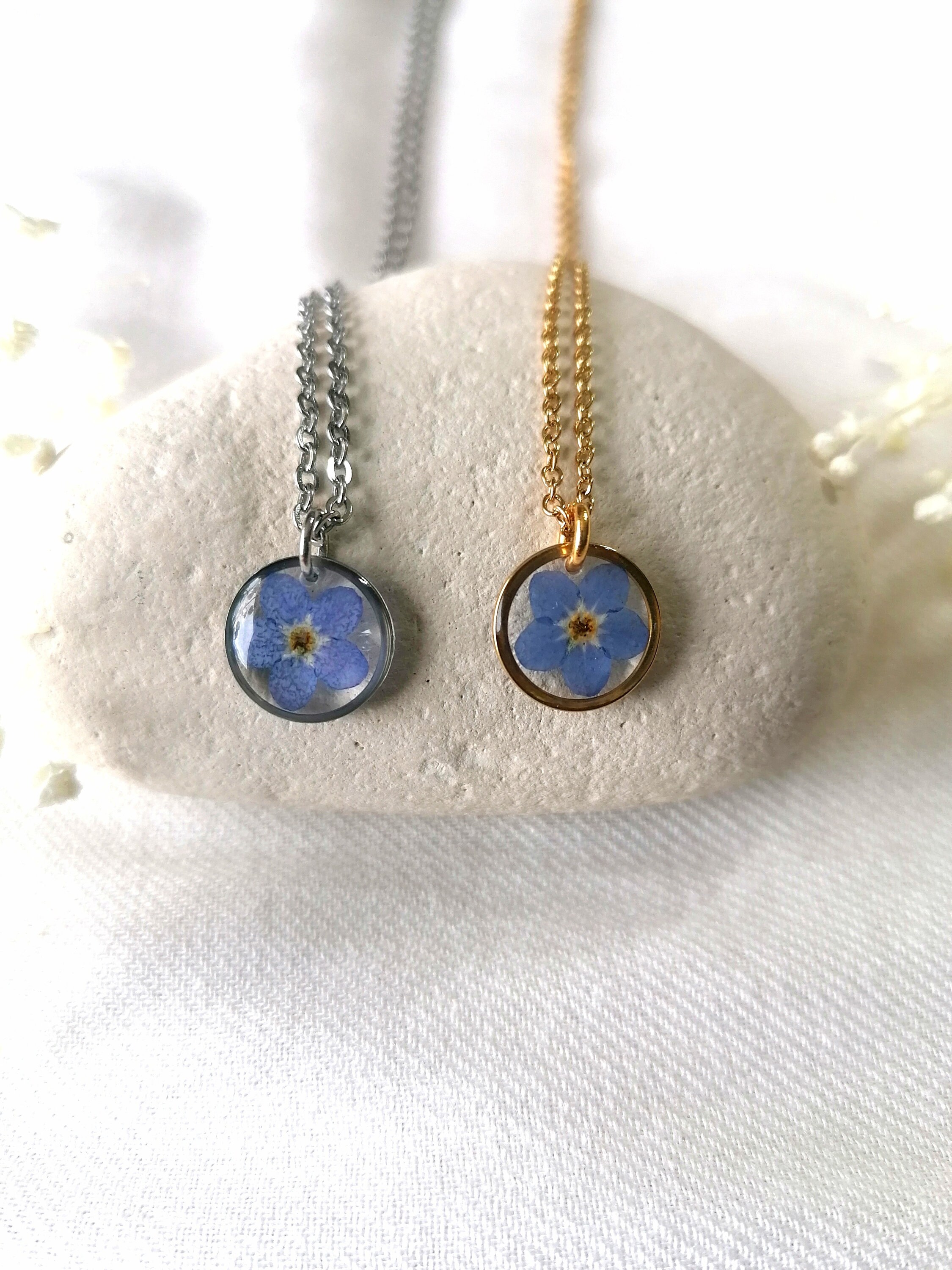 Collection CHLOÉ Collier avec un myosotis bleu médaillon petit format ...
