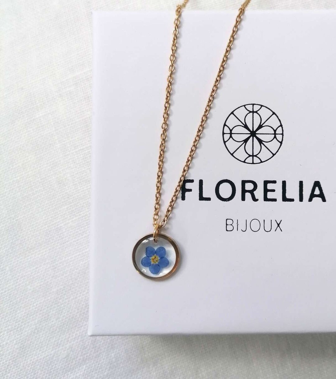 Collection CHLOÉ Collier avec un myosotis bleu médaillon petit format ...