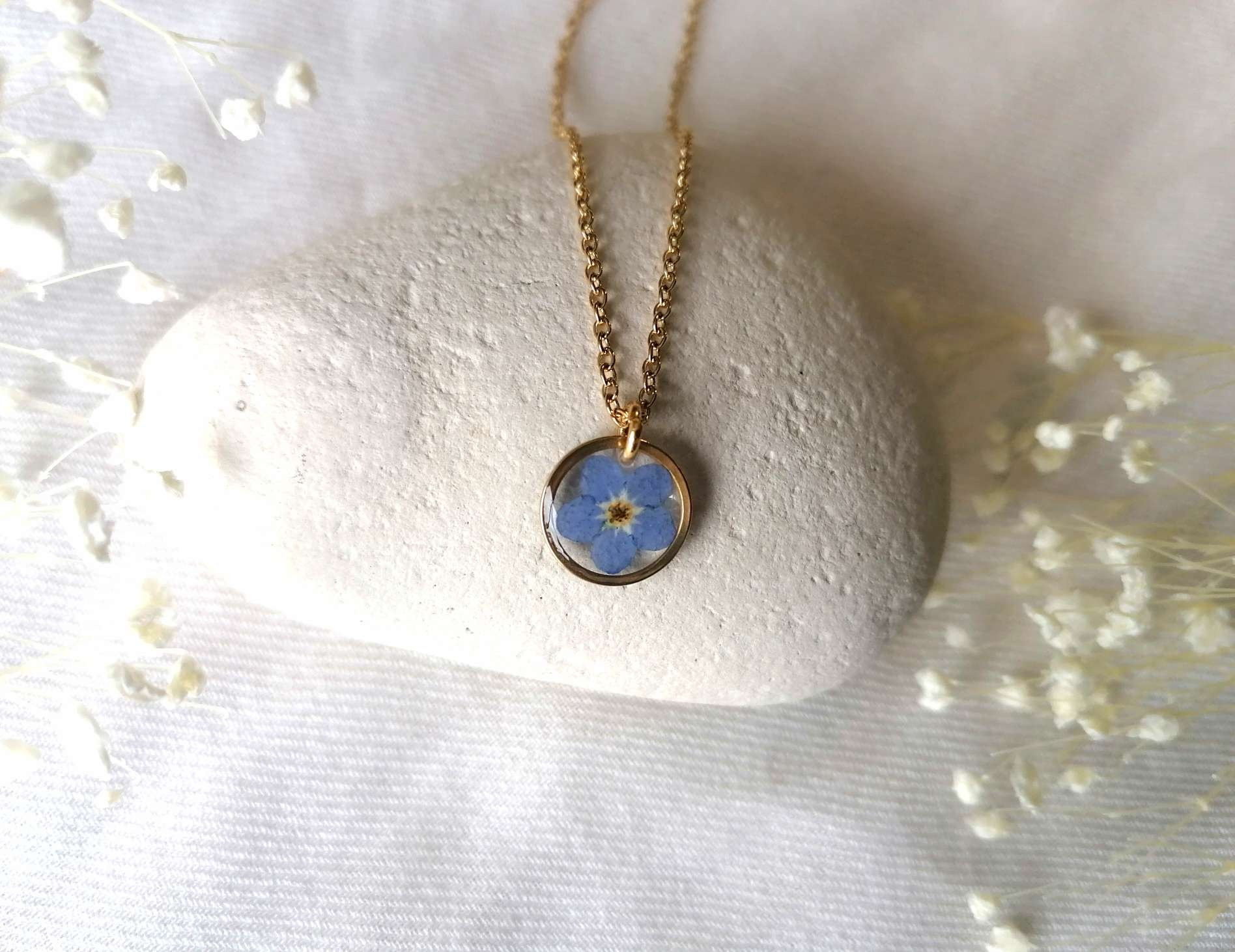 Collection CHLOÉ Collier avec un myosotis bleu médaillon petit format ...