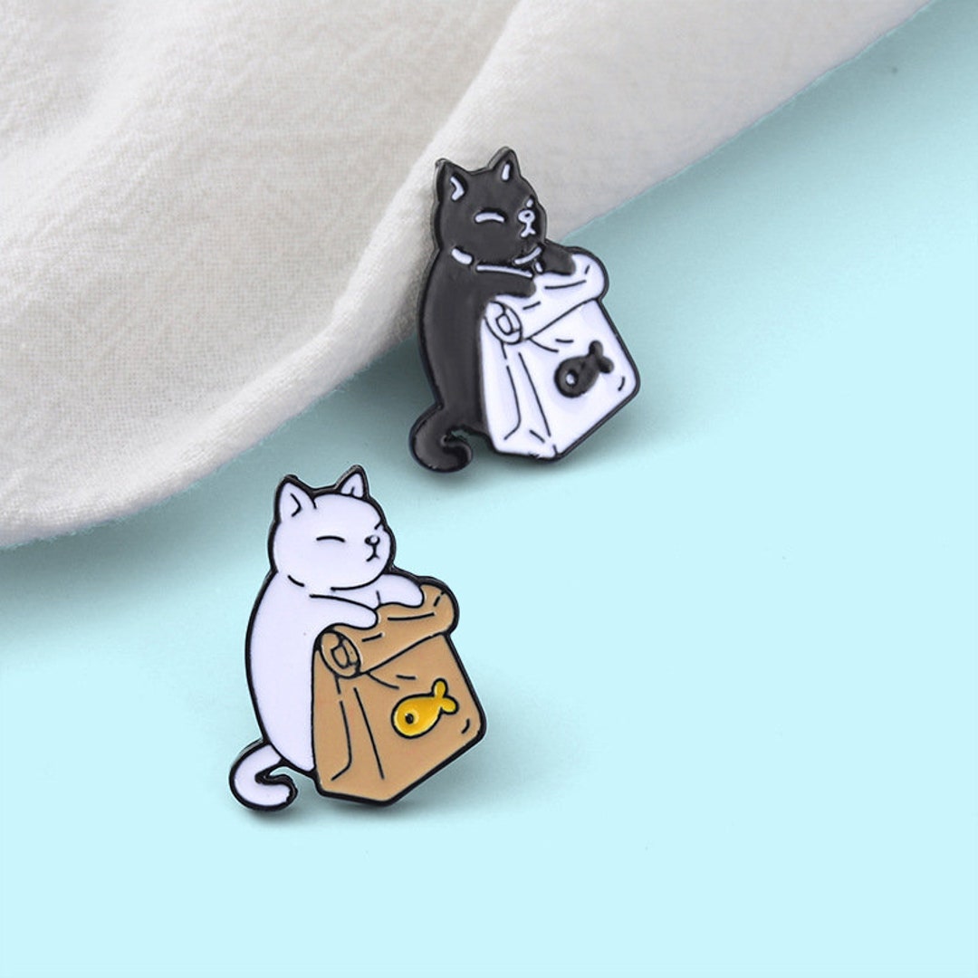 Kawaii Katze mit Fischtüte Pin, Brosche für Shirts, Hosen, Rucksack ...