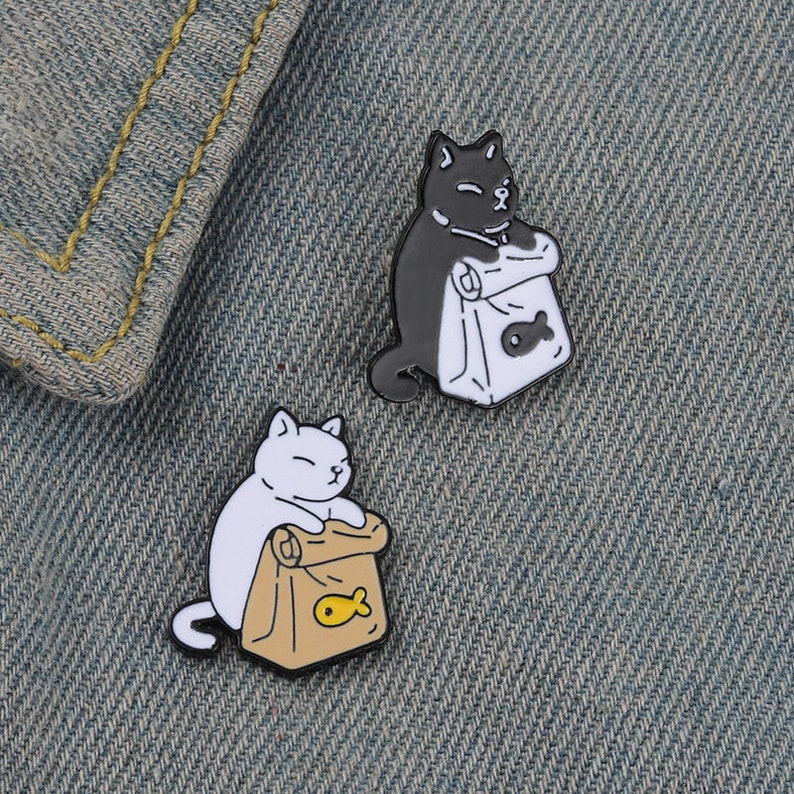 Kawaii Katze mit Fischtüte Pin, Brosche für Shirts, Hosen, Rucksack ...