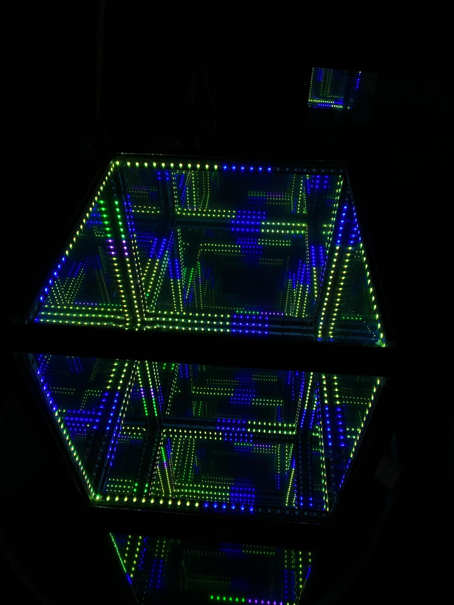 Cube Infinity Mirror Geometric LED Infinity Mirror 3D Light Effect ...