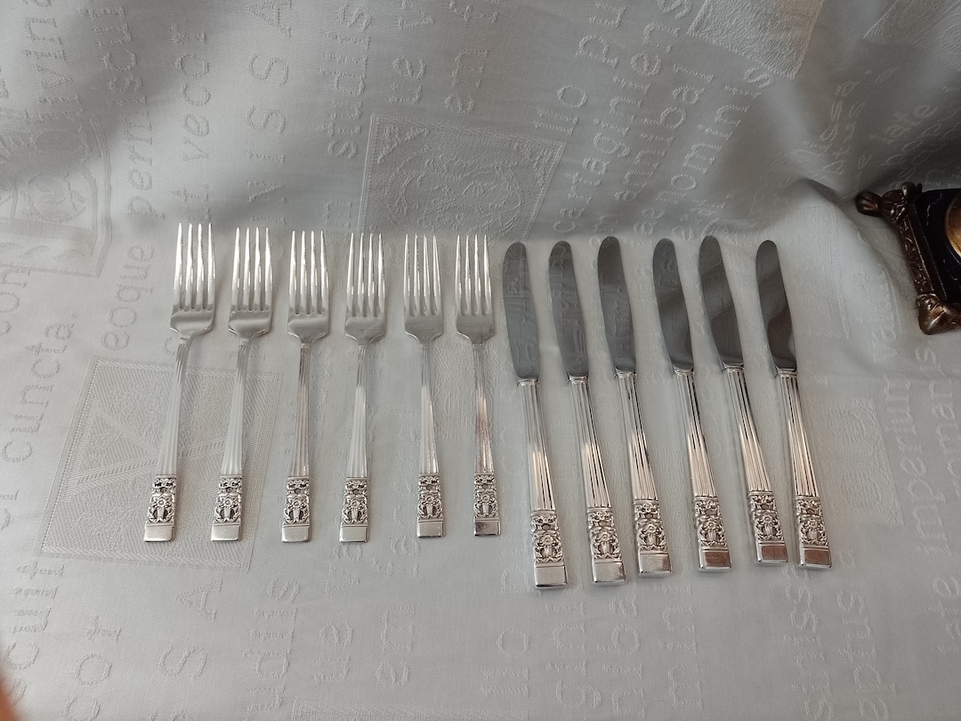 ONEIDA COMMUNITY Silver Plate Hampton Court CORONATION. 6 Forks and 6 ...