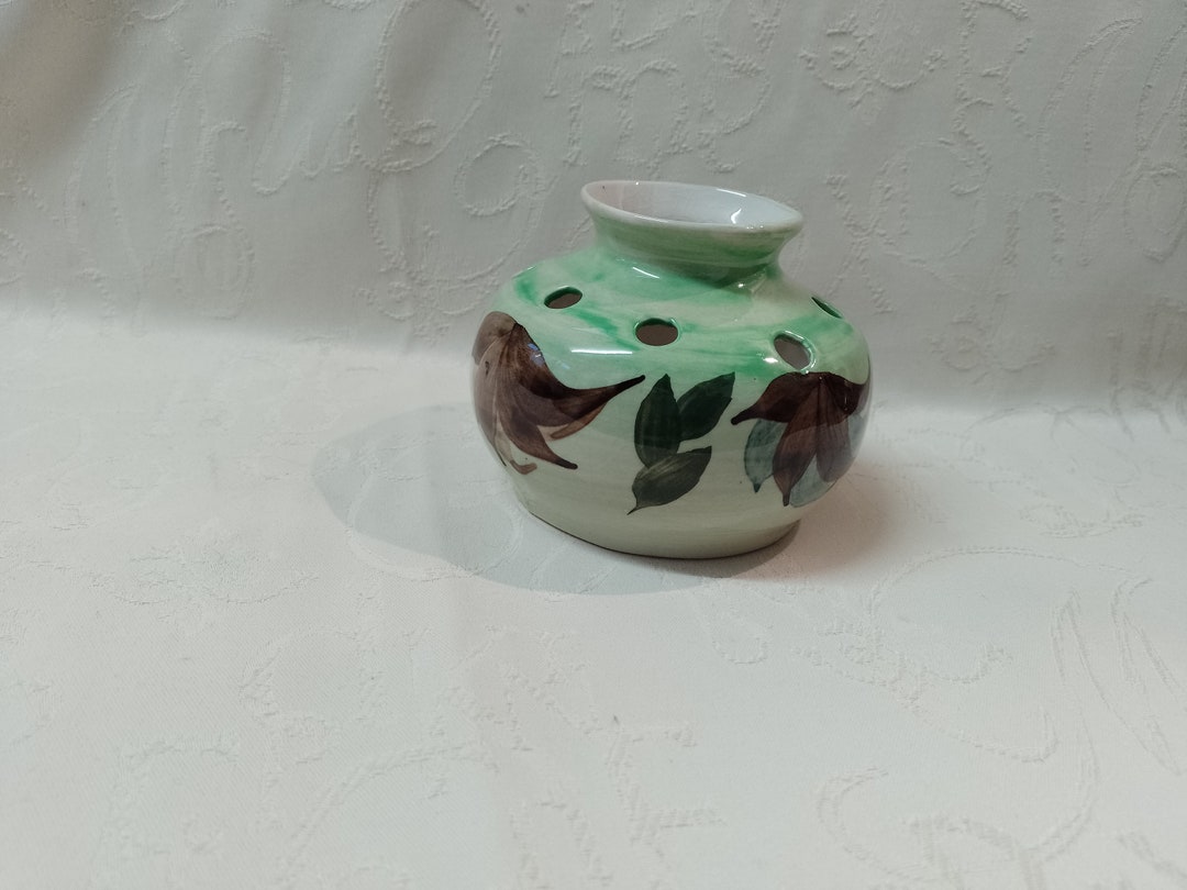 Attractive ISLE of MANN (IOM) Pottery Perforated Posy Vase. Stylish ...