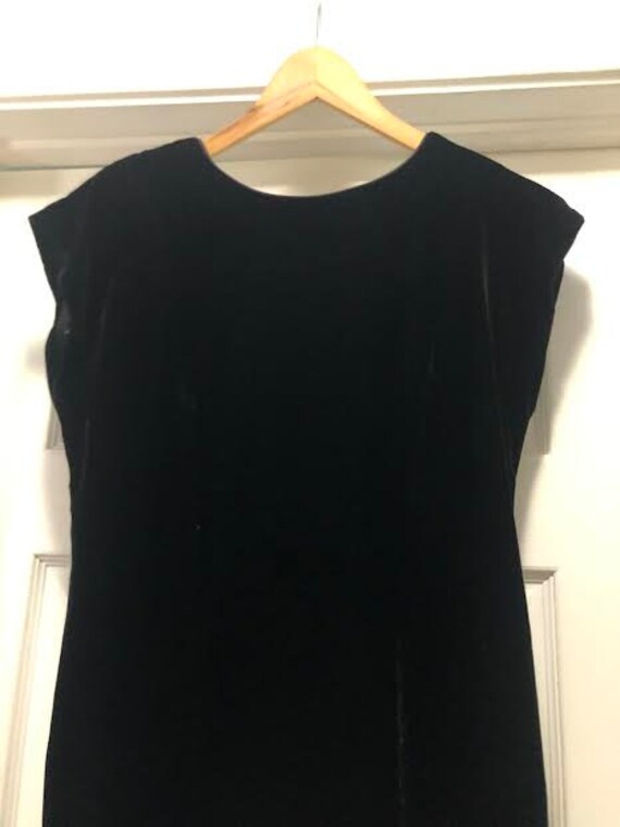 Jennifer Moore Velvet LBD with Flower Closure (Size 6) - Gem