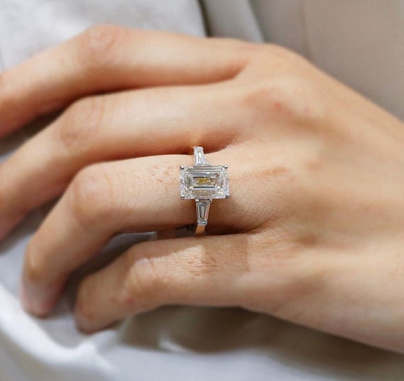 Emerald cut trilogy ring yellow gold store