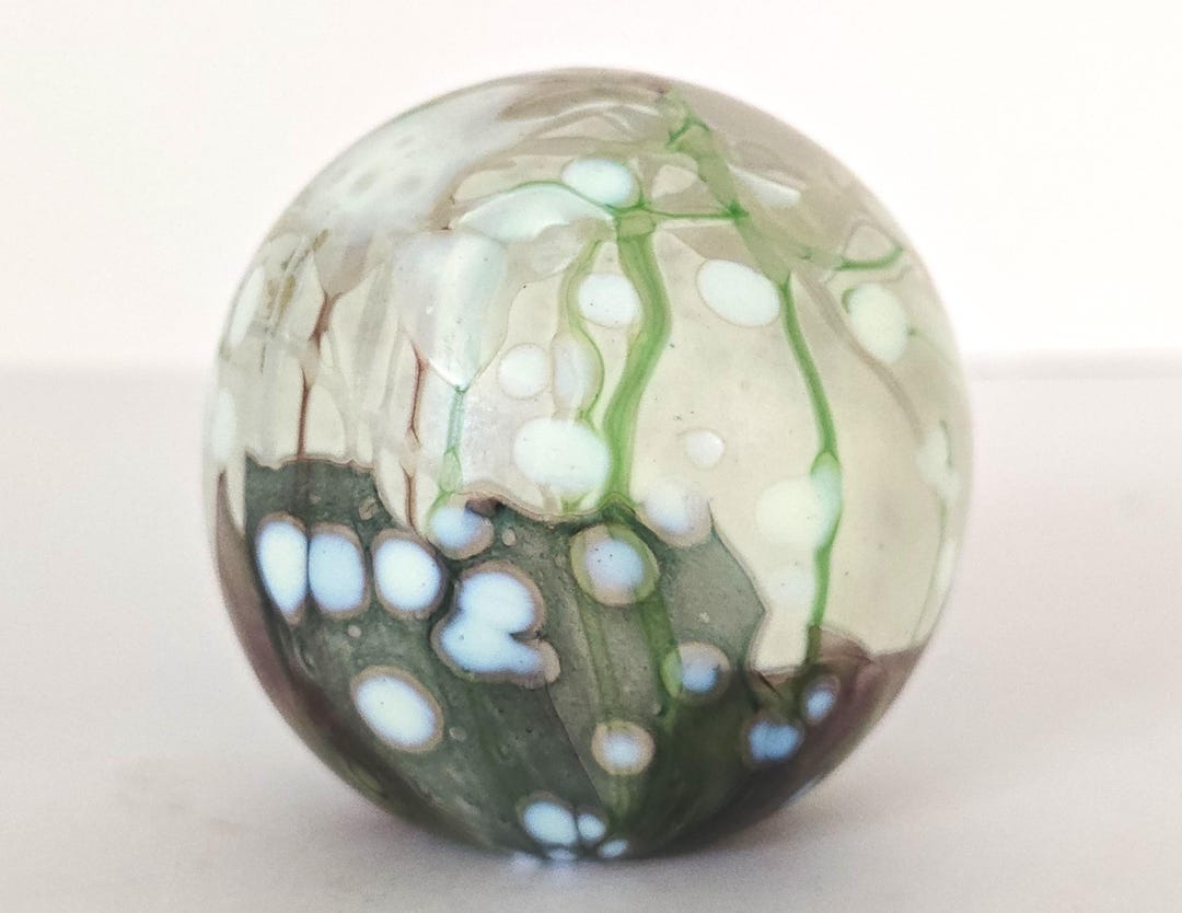 Isle of Wight Studio 'lily' Glass Paperweight From the 'flower Garden ...