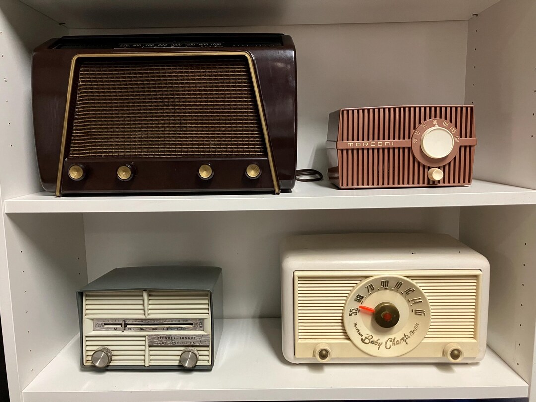 Vintage Plastic Radios - From the 40' & 50's - Etsy