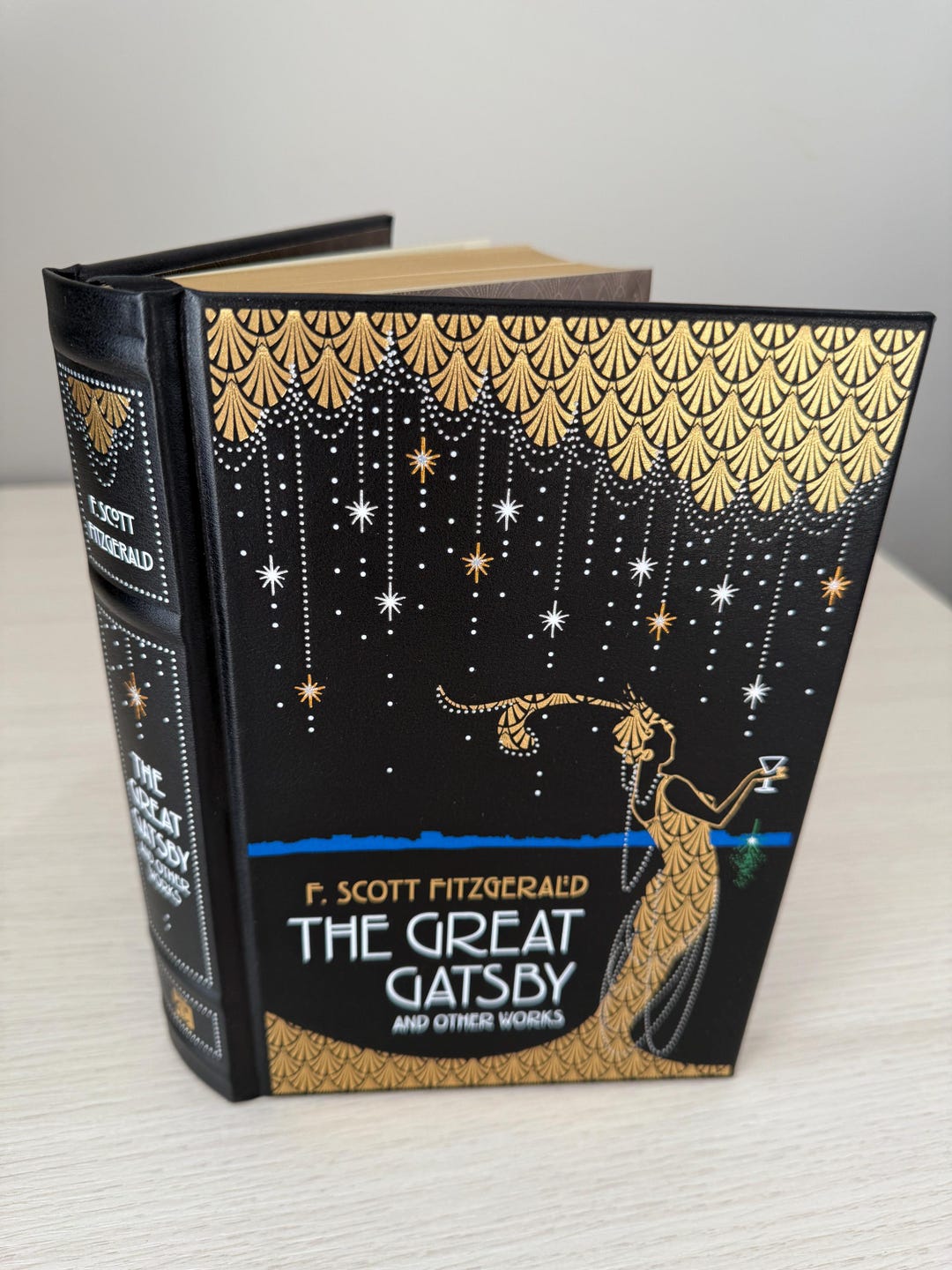 THE GREAT GATSBY by F. Scott Fitzgerald - Collectible Deluxe Edition ...