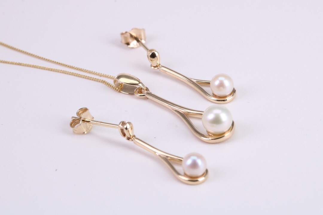 Real Pearl Necklace and Matching Earrings Set in Solid Yellow Gold ...
