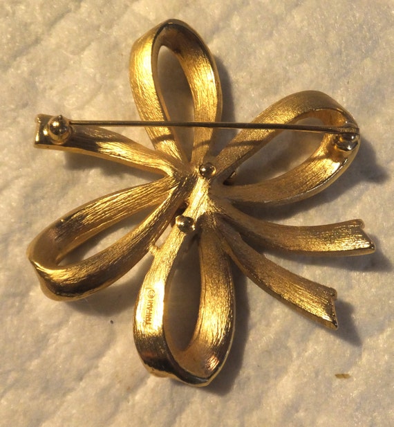 RahwayAuction Trifari Ribbon Pin
