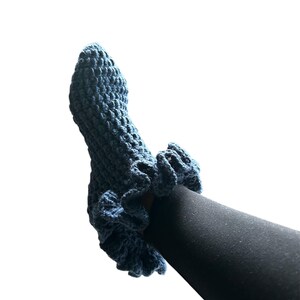 Cute and Comfy Crochet Ruffle Footies Pattern | Crochet Ruffle Socks ...