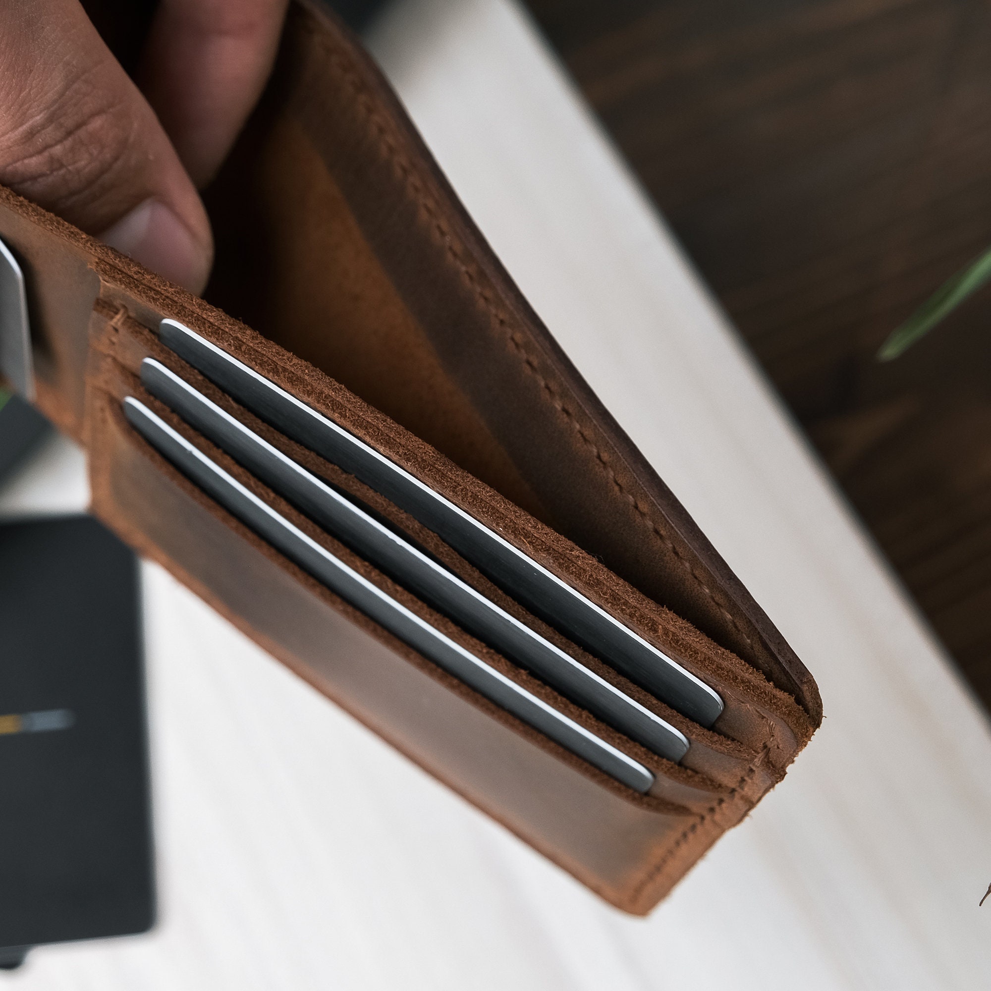 Classic Versatility: Bifold Wallet in Genuine Leather – Essential Style ...