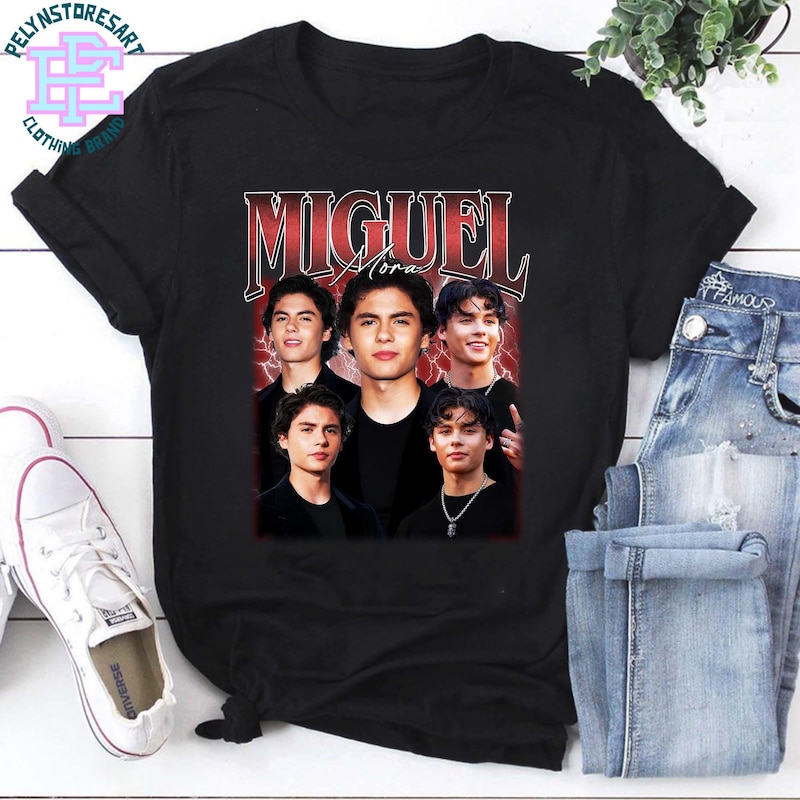 Mora merch - Etsy España