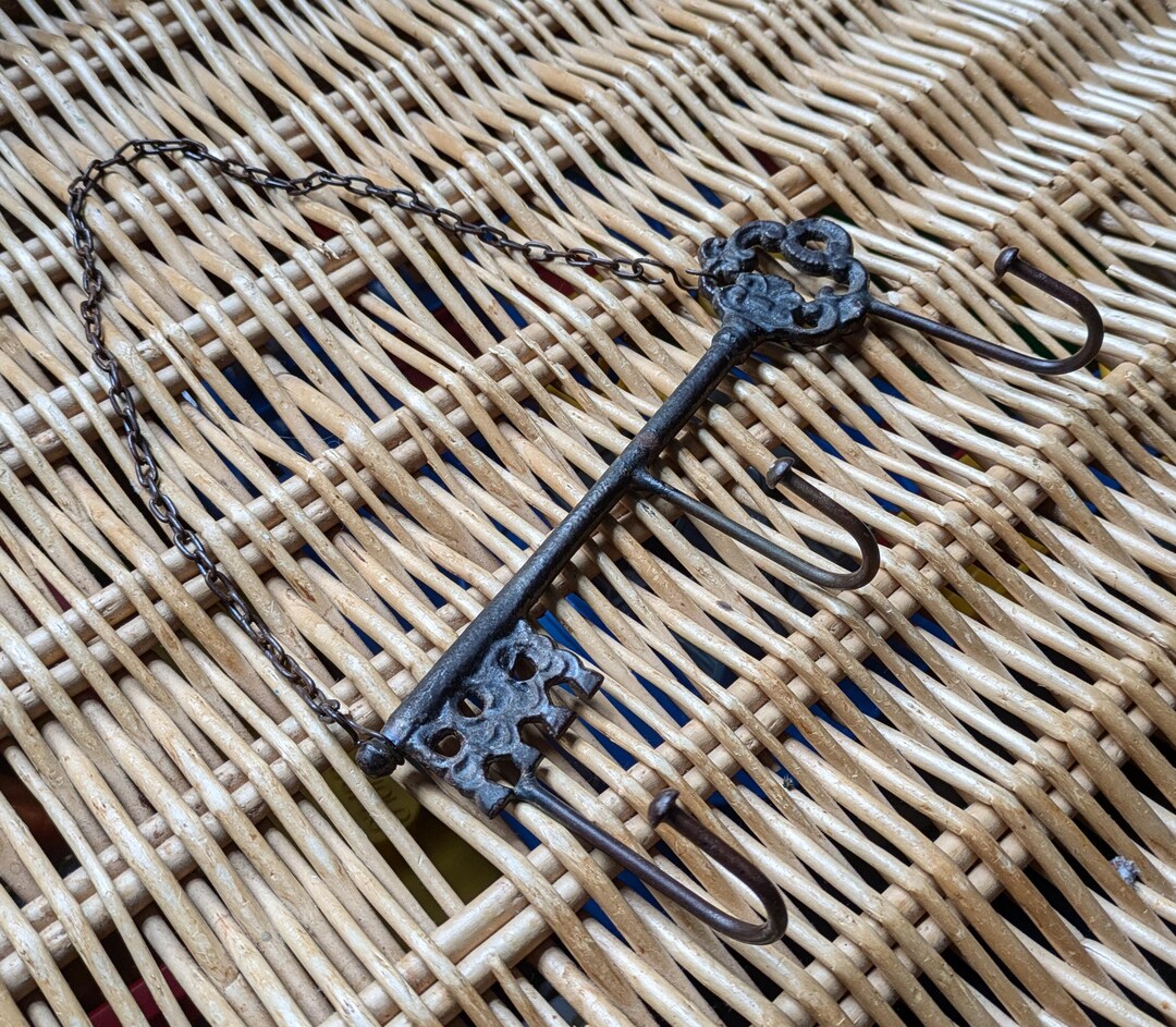 Antique Cast Iron "skeleton Key" Themed Hanging Key Rack With Chain, 3 ...