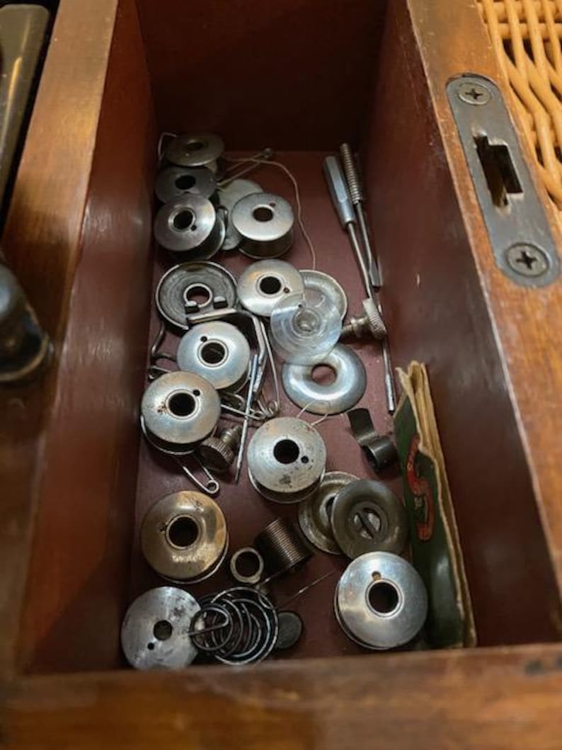 Vintage 1930's Singer Sewing Machine Hand Wheel Serial Number EM727156 ...