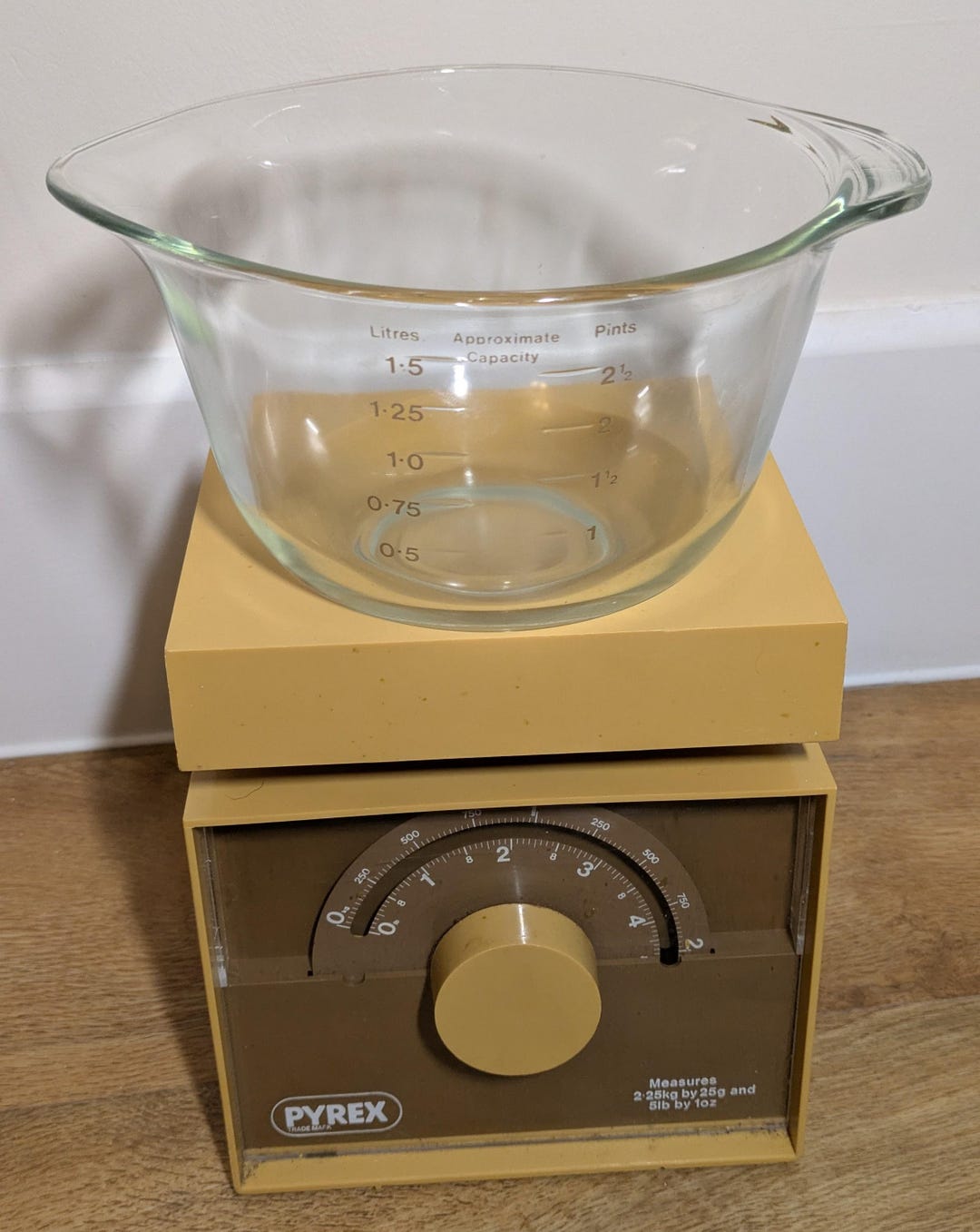 Vintage Retro Pyrex Weighing Scales With Original Pyrex Dish Fully ...