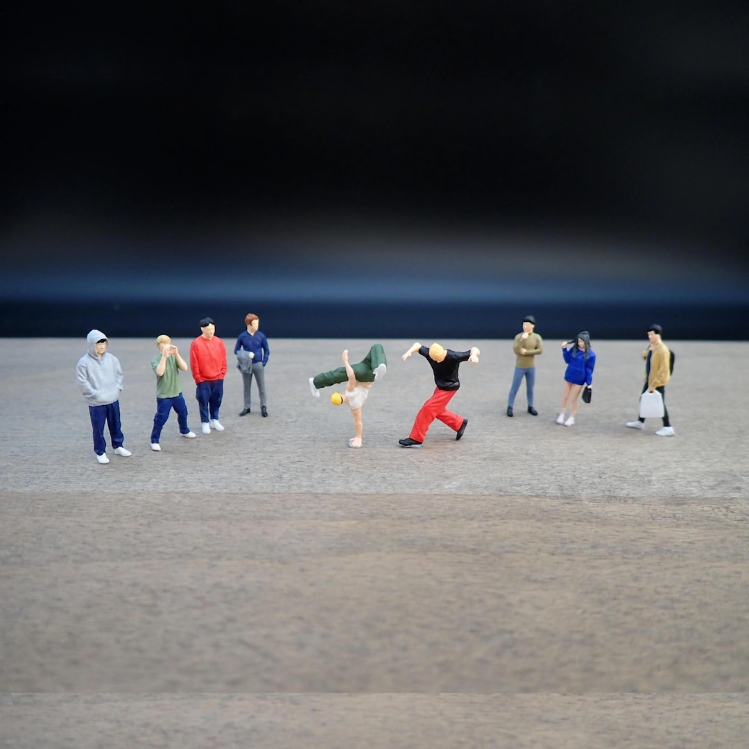 Crowd of People Watching Breakdancers. Miniature 1:64 Scale Figures - Etsy