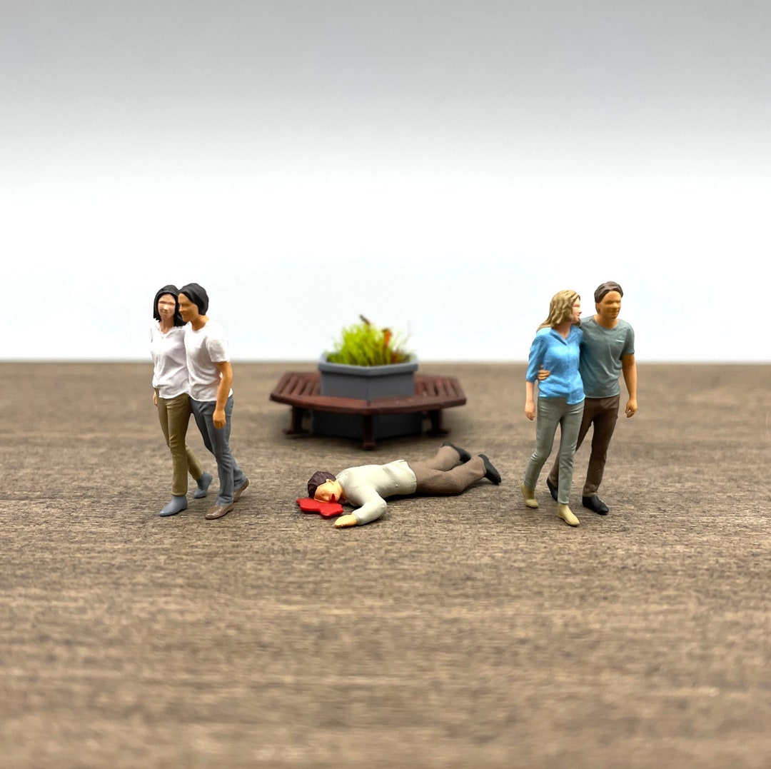 Walking Couples and Injured Man. Miniature Figures. 1:64 Scale - Etsy