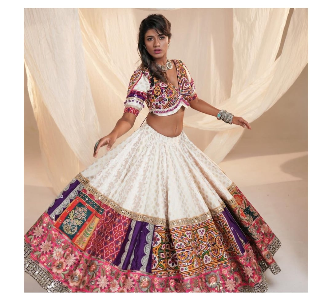 Elegant Garba Outfits for Women, Designer Garba Choli, Garba Skirt ...