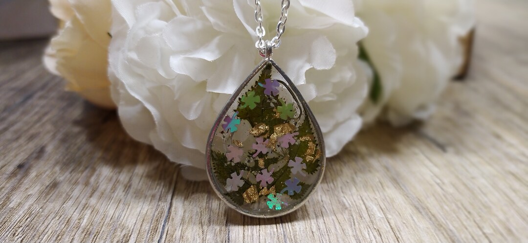 Oval Pendant With Encapsulated Flowers and Bright - Etsy