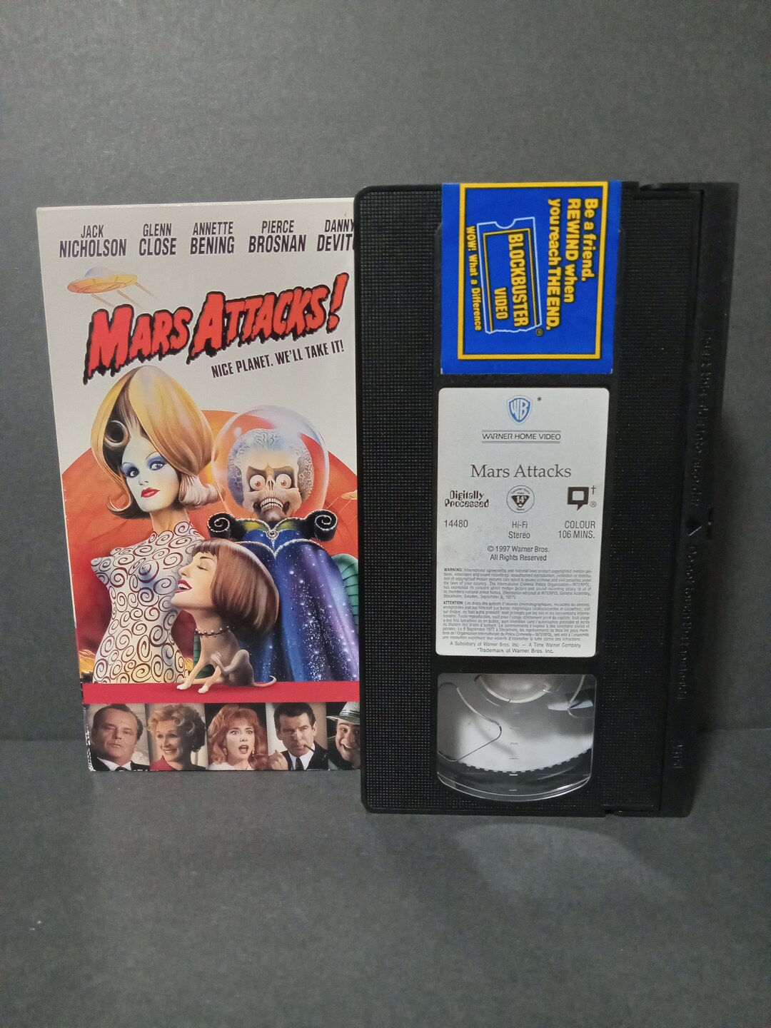 1996 Mars Attacks VHS Movie, Jack Nicolson, Glenn Close, Annette Bening, Danny Devito and More ...