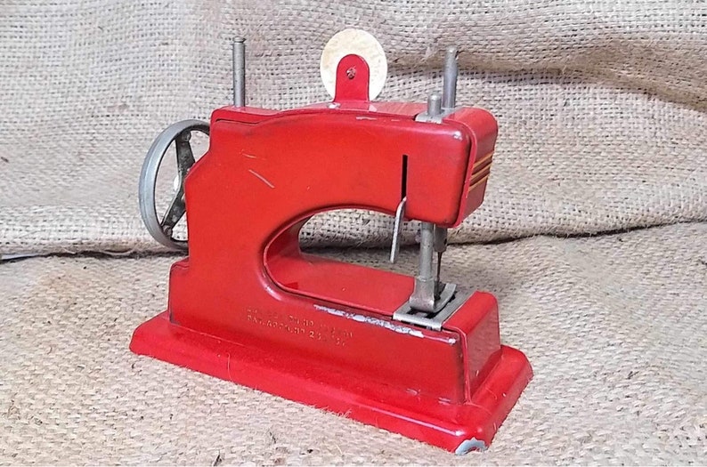 Vintage Red 1950's Vulcan Minor Children's Sewing Machine Vintage Toy ...