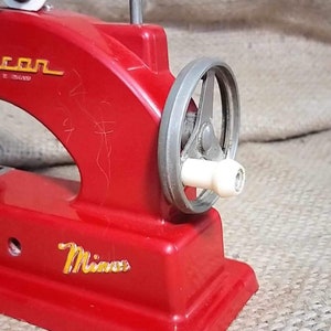 Vintage Red 1950's Vulcan Minor Children's Sewing Machine Vintage Toy ...