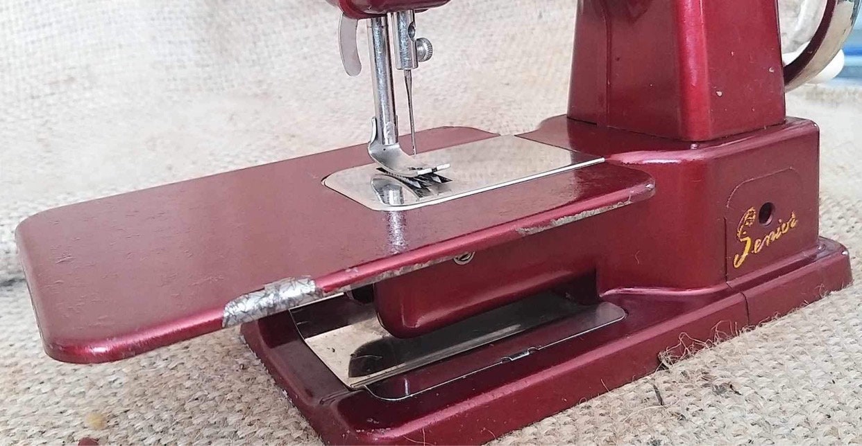 Vintage Red 1950's Vulcan Senior Childs Sewing Machine Vintage Toy ...