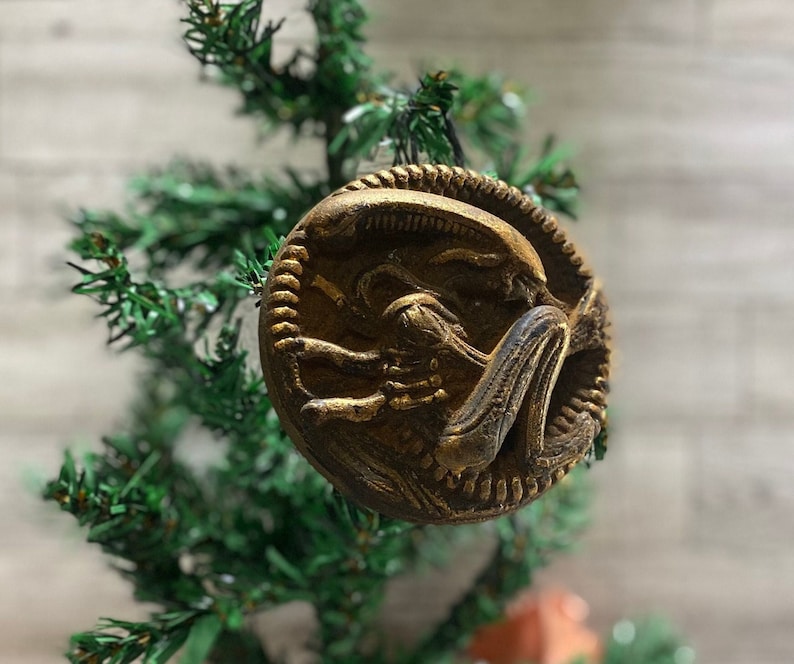 Xenomorph / Alien Medallion Ornament Blackened Beeswax - Etsy