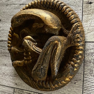 Xenomorph / Alien Medallion, Ornament, Blackened Beeswax Dusted W ...